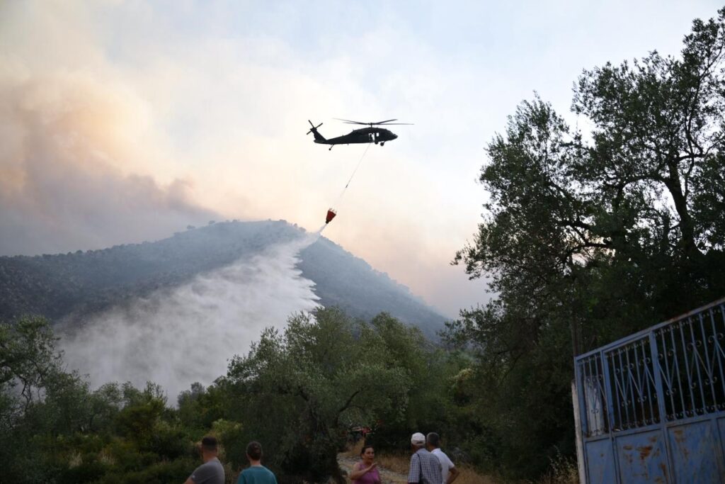 ZJARRET NË KALASË TË DELVINËS RREZIKOJNE ZONAT E BANUARA - Albanian ...